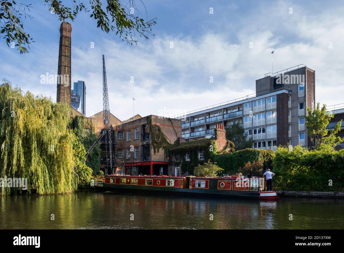 Narrowboat regents canal city hi-res stock photography and images - Alamy
