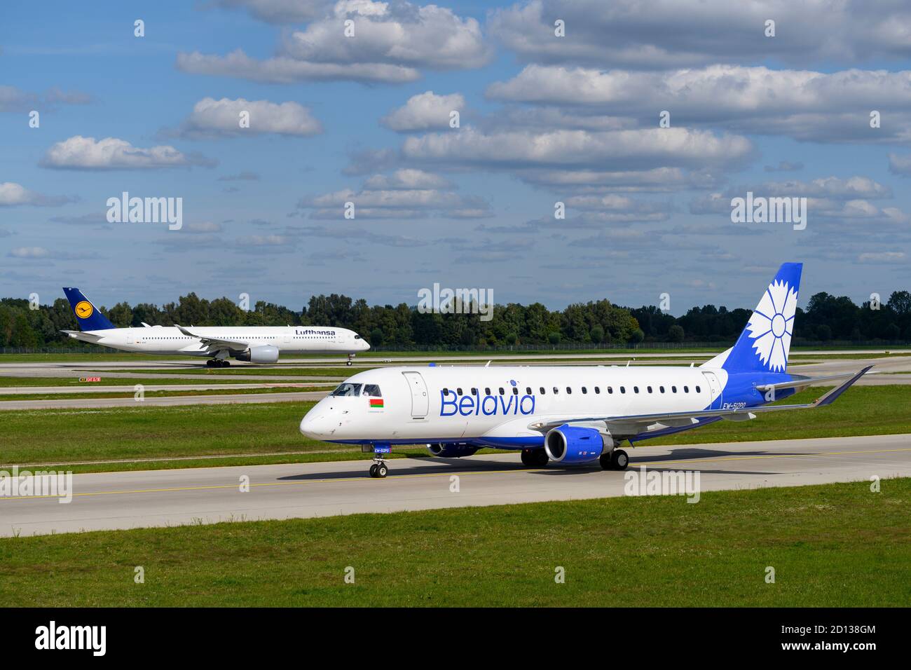 Embraer e175lr hi-res stock photography and images - Alamy
