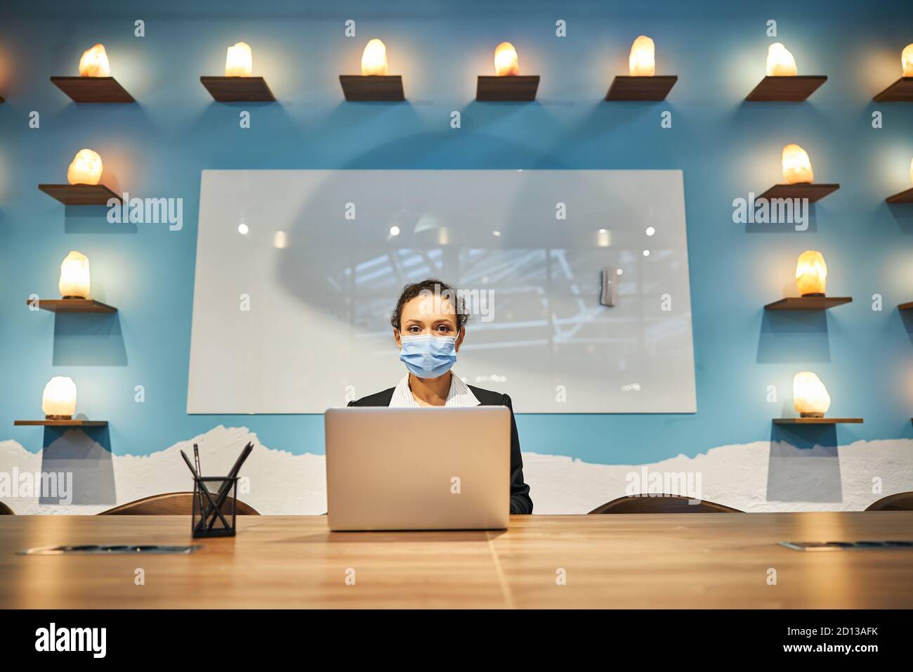 Woman staring distance computer hi-res stock photography and images - Alamy