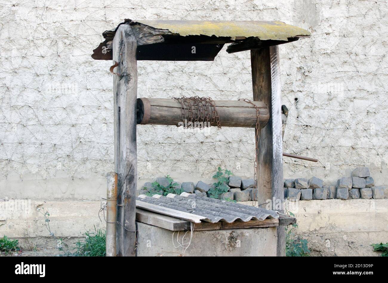 Old farmhouse water well hi-res stock photography and images - Alamy