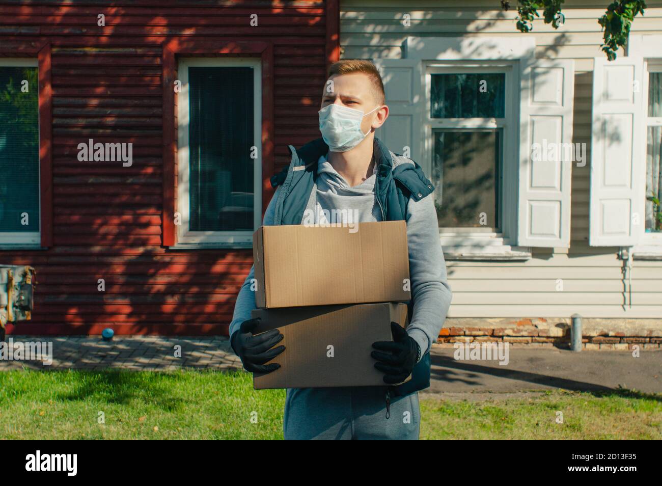 Delivery man face mask gloves hi-res stock photography and images - Alamy