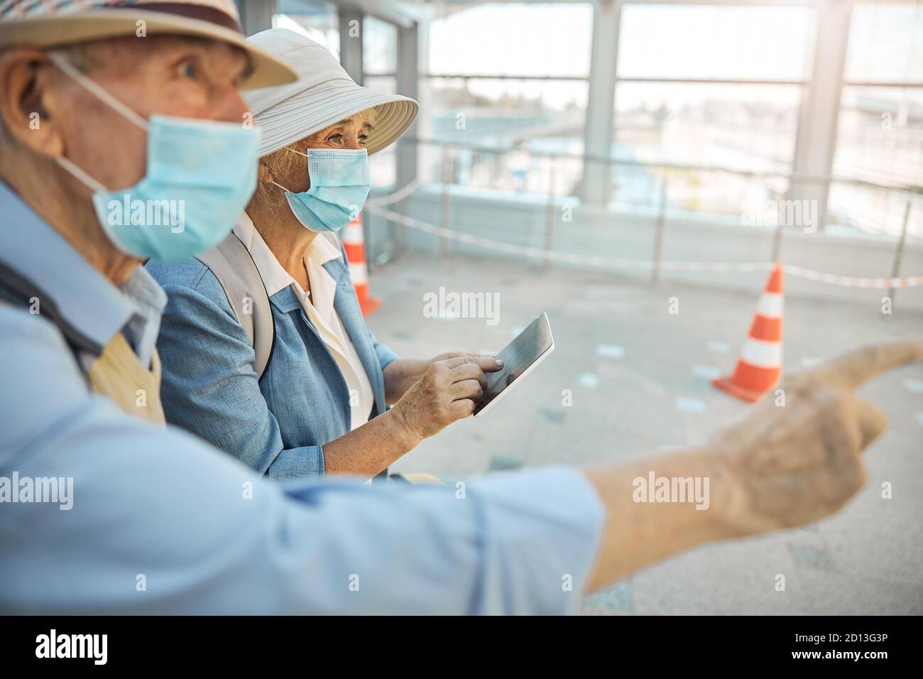 Woman staring distance computer hi-res stock photography and images - Alamy