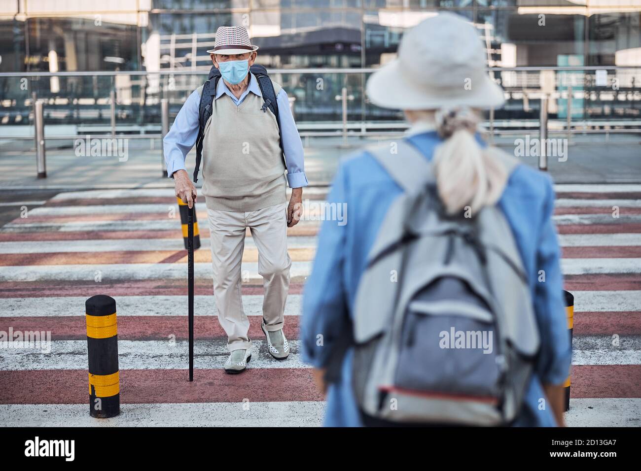 Opposite people walking street hi-res stock photography and images - Alamy