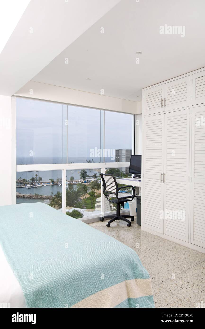 Modern house overlooking ocean hi-res stock photography and images - Alamy