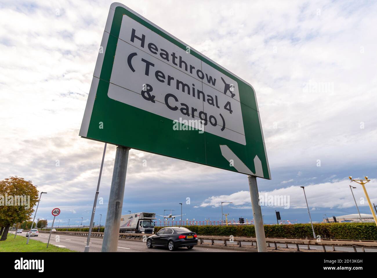 Heathrow terminal 4 sign hi-res stock photography and images - Alamy