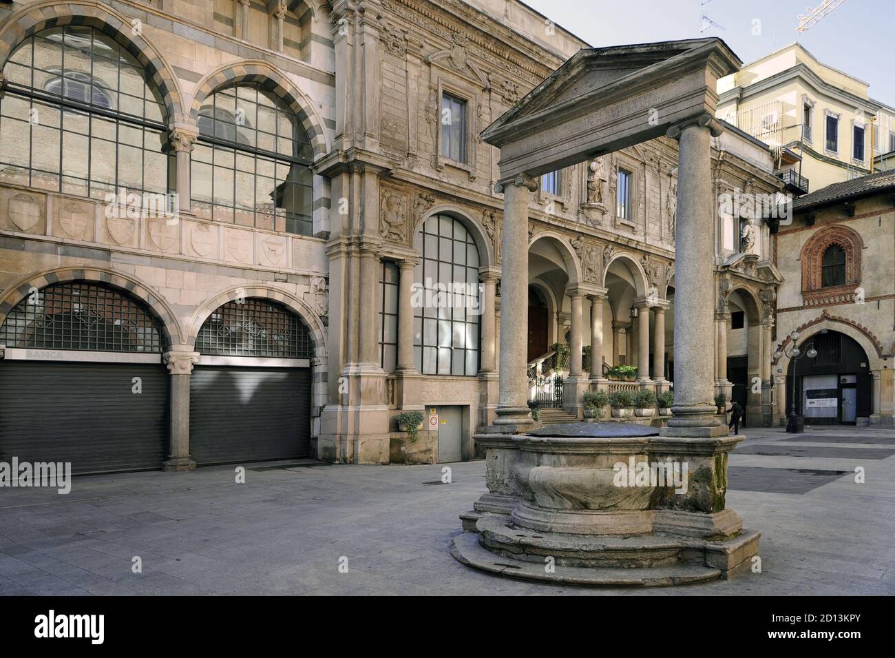 - Milan, Merchants Square - Milano, piazza Mercanti Stock Photo - Alamy - Milan, Merchants Square - Milano, piazza Mercanti Stock Photo - Alamy
