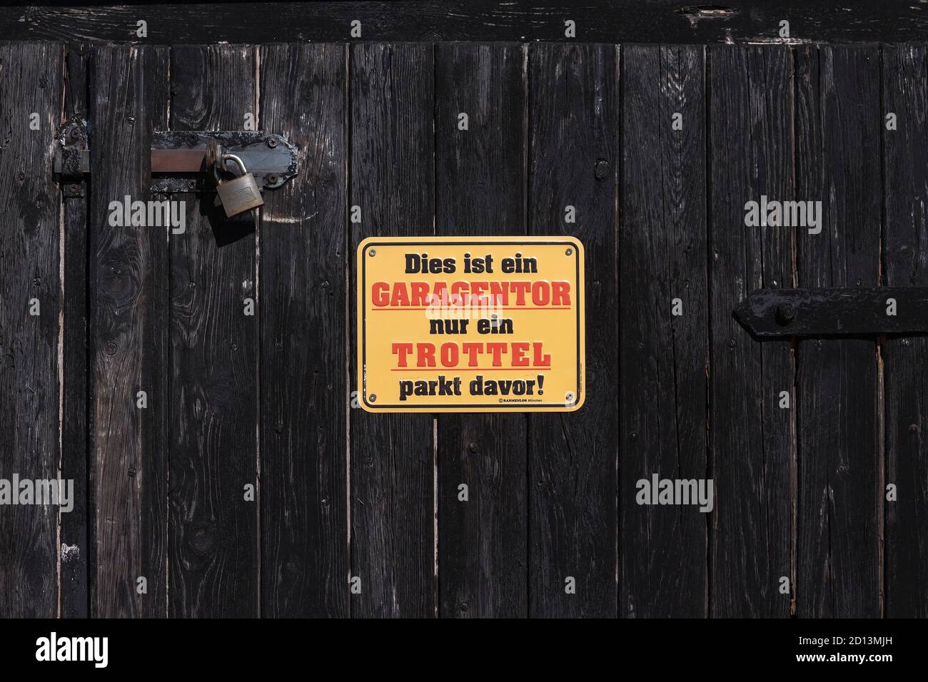 Sign on a garage, that's a garage door, only a fool will park in front ...