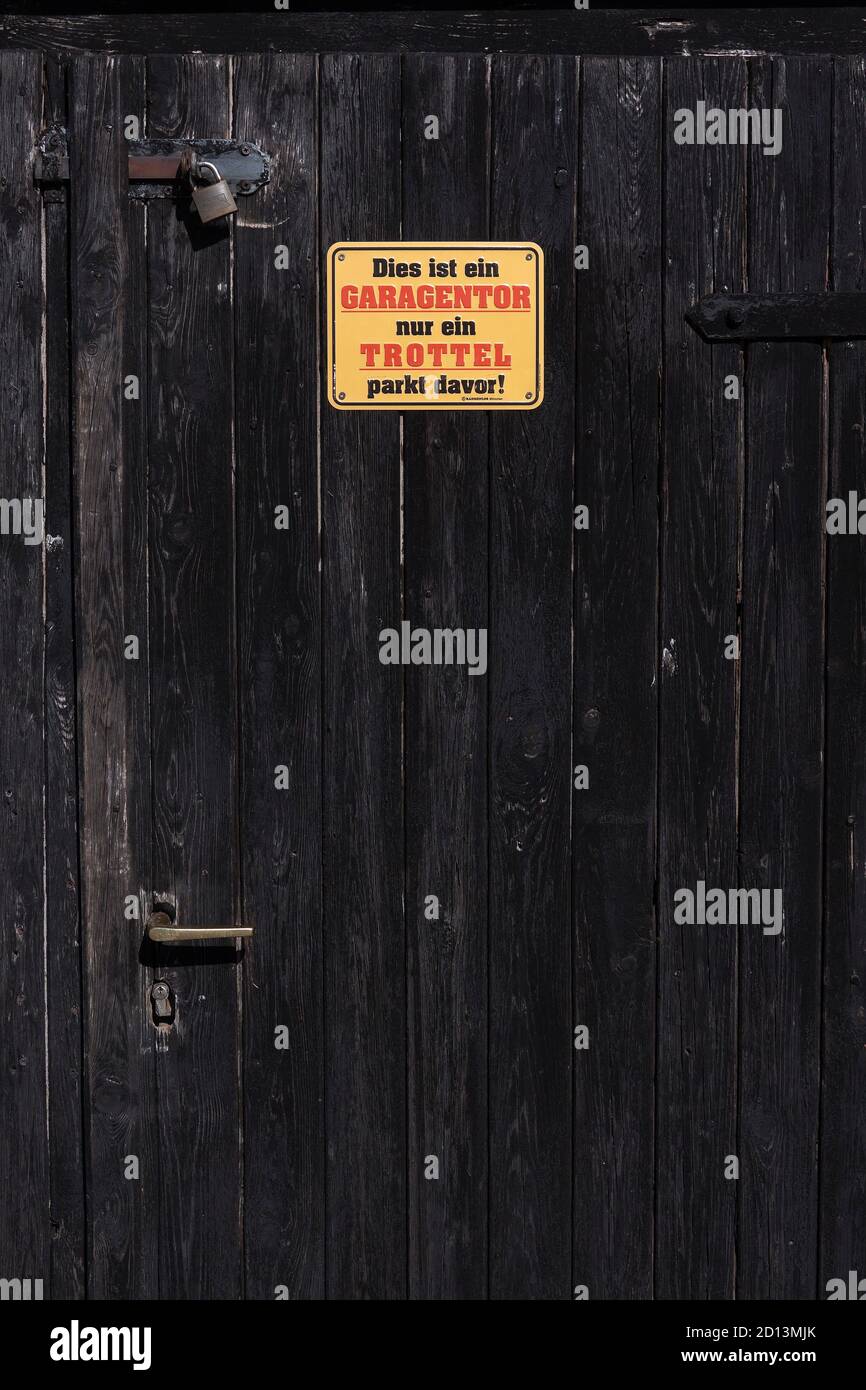 Sign on a garage, that's a garage door, only a fool will park in front ...