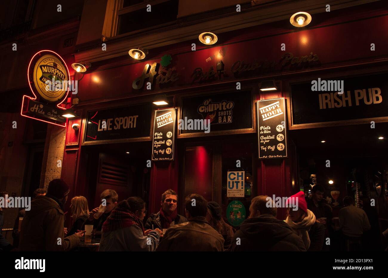 Bar crowd paris hi-res stock photography and images - Alamy