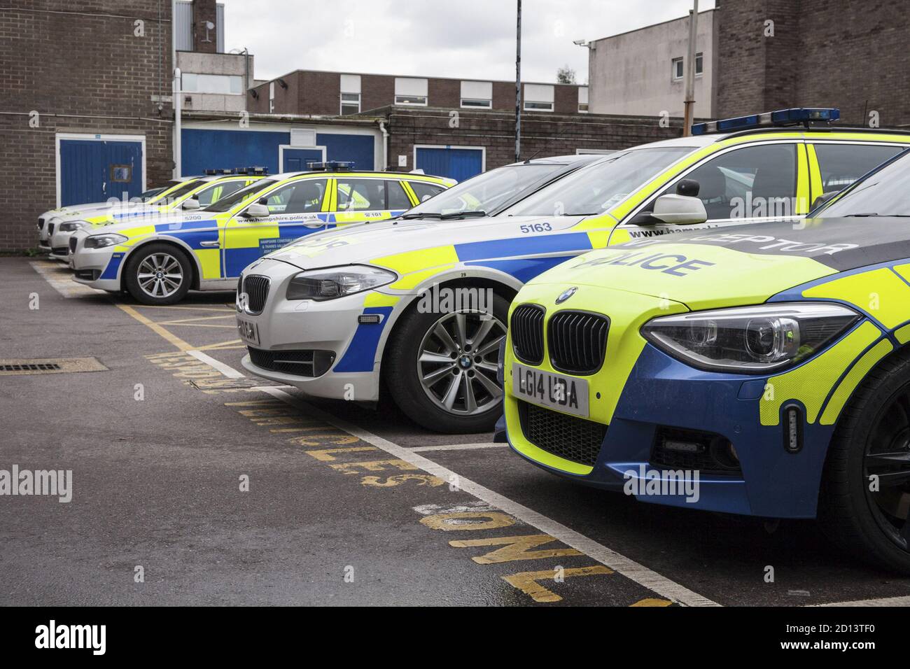 Hampshire police cars hi-res stock photography and images - Alamy