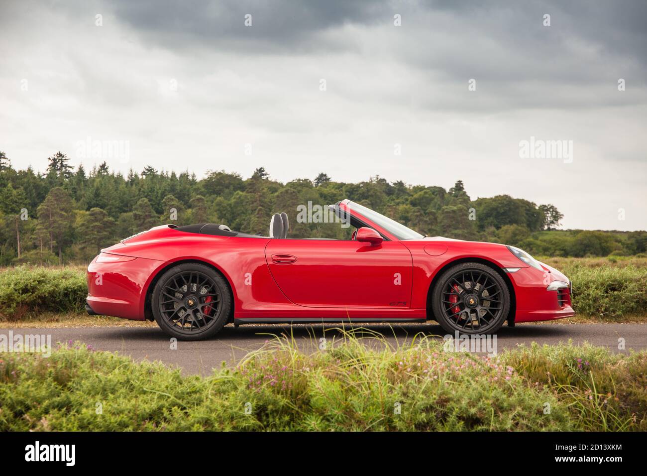 Porsche in side profile hi-res stock photography and images - Alamy