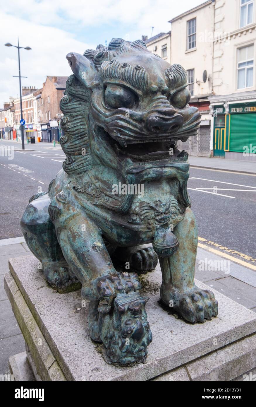 Chinese lion statue in chinatown hi-res stock photography and images ...