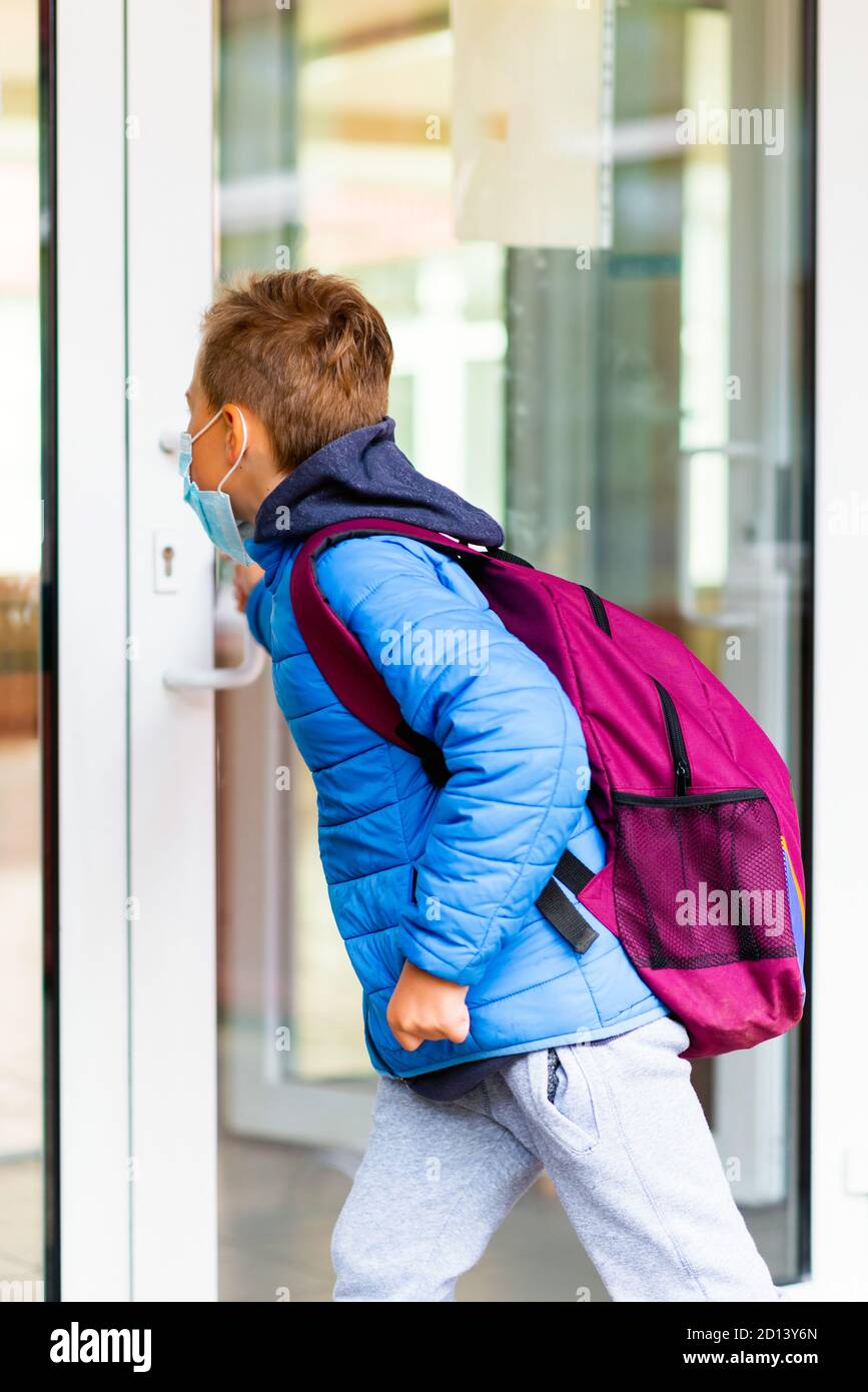 Boy backpack door hi-res stock photography and images - Alamy