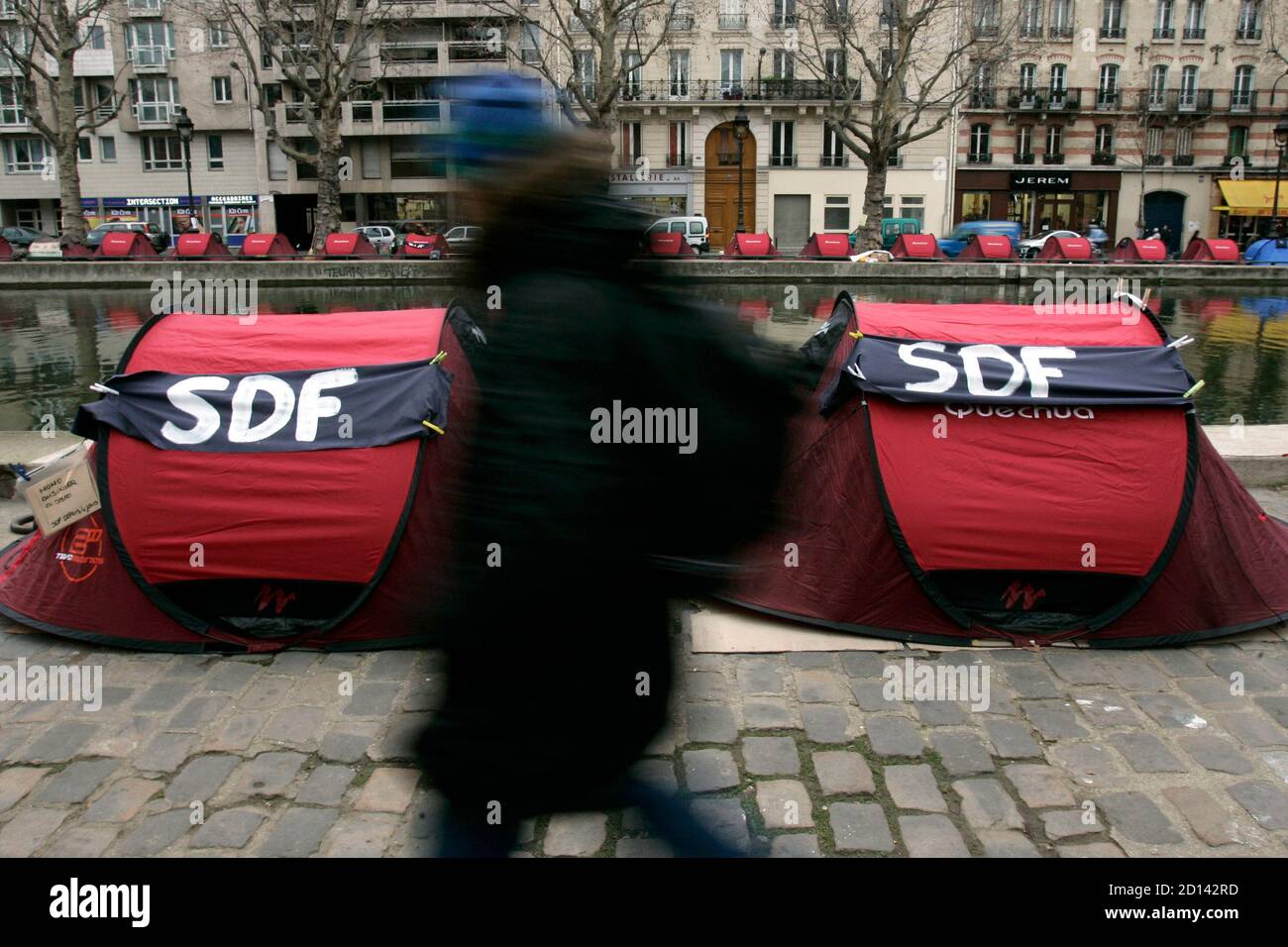 Homeless paris sign hi-res stock photography and images - Alamy