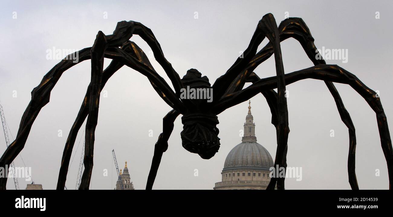 Louise bourgeois spider tate modern hi-res stock photography and images ...