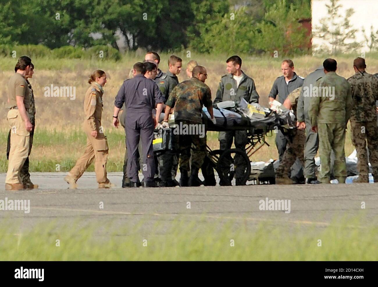 Injured soldiers on a plane hi-res stock photography and images - Alamy