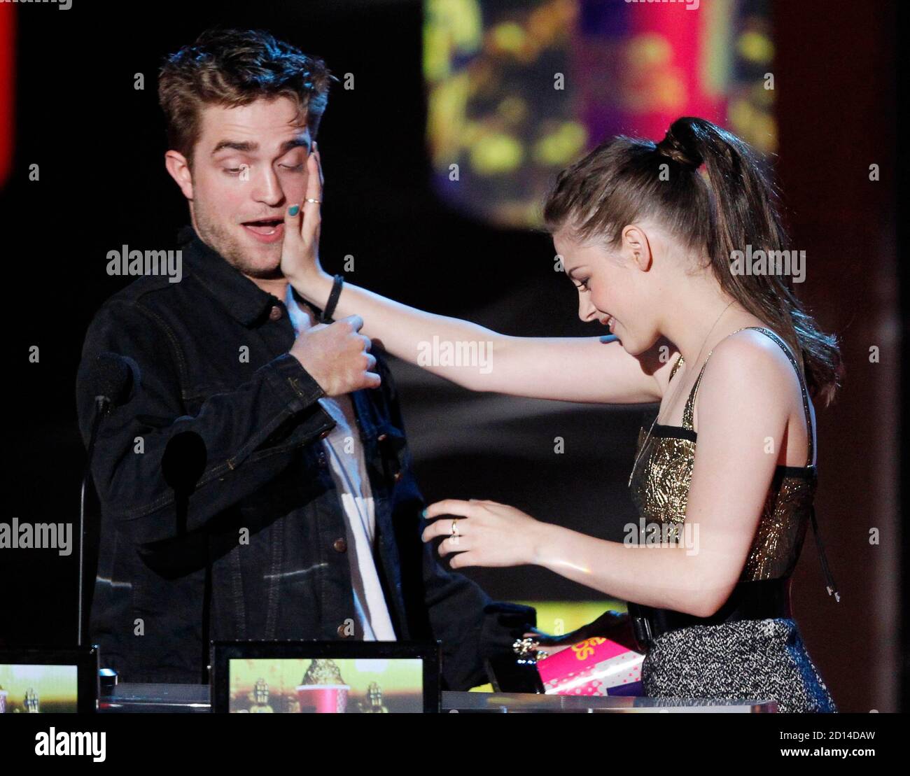 Anna Kendrick And Kristen Stewart Kiss