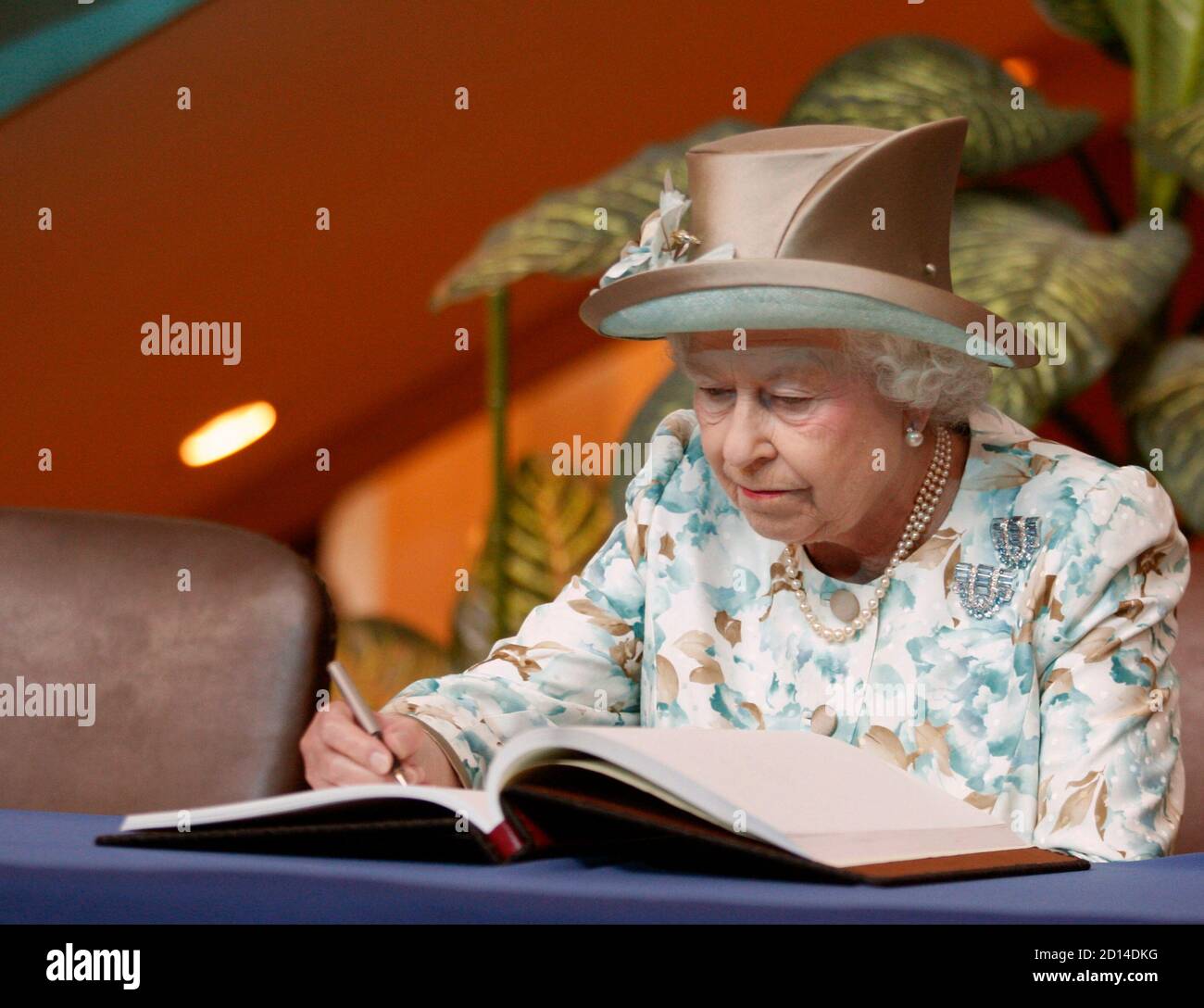 Queen elizabeth signs hi-res stock photography and images - Alamy