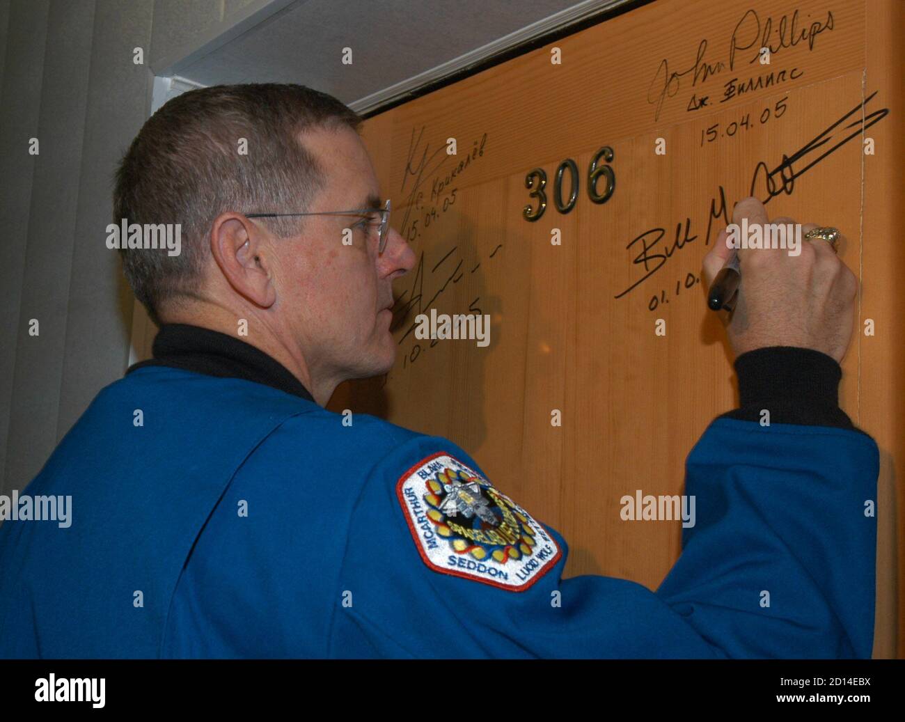William mcarthur astronaut hi-res stock photography and images - Alamy