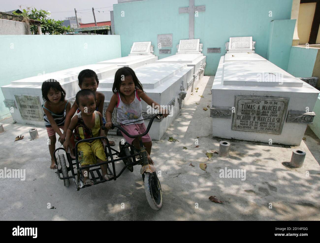 Manila north cemetery hi-res stock photography and images - Alamy
