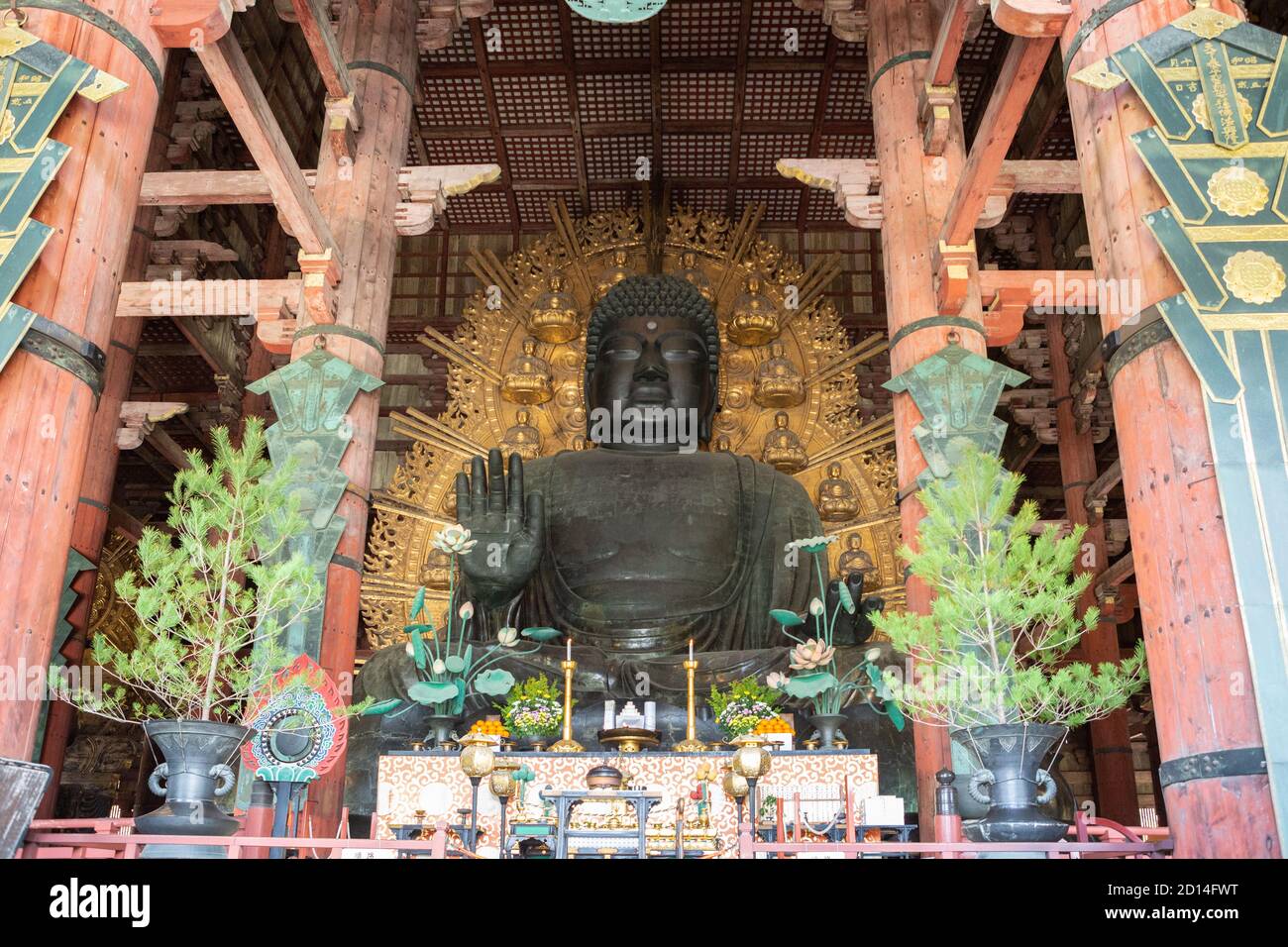 The Great Buddha (Daibutsu) in the great hall, Tōdai-ji, Buddhist ...