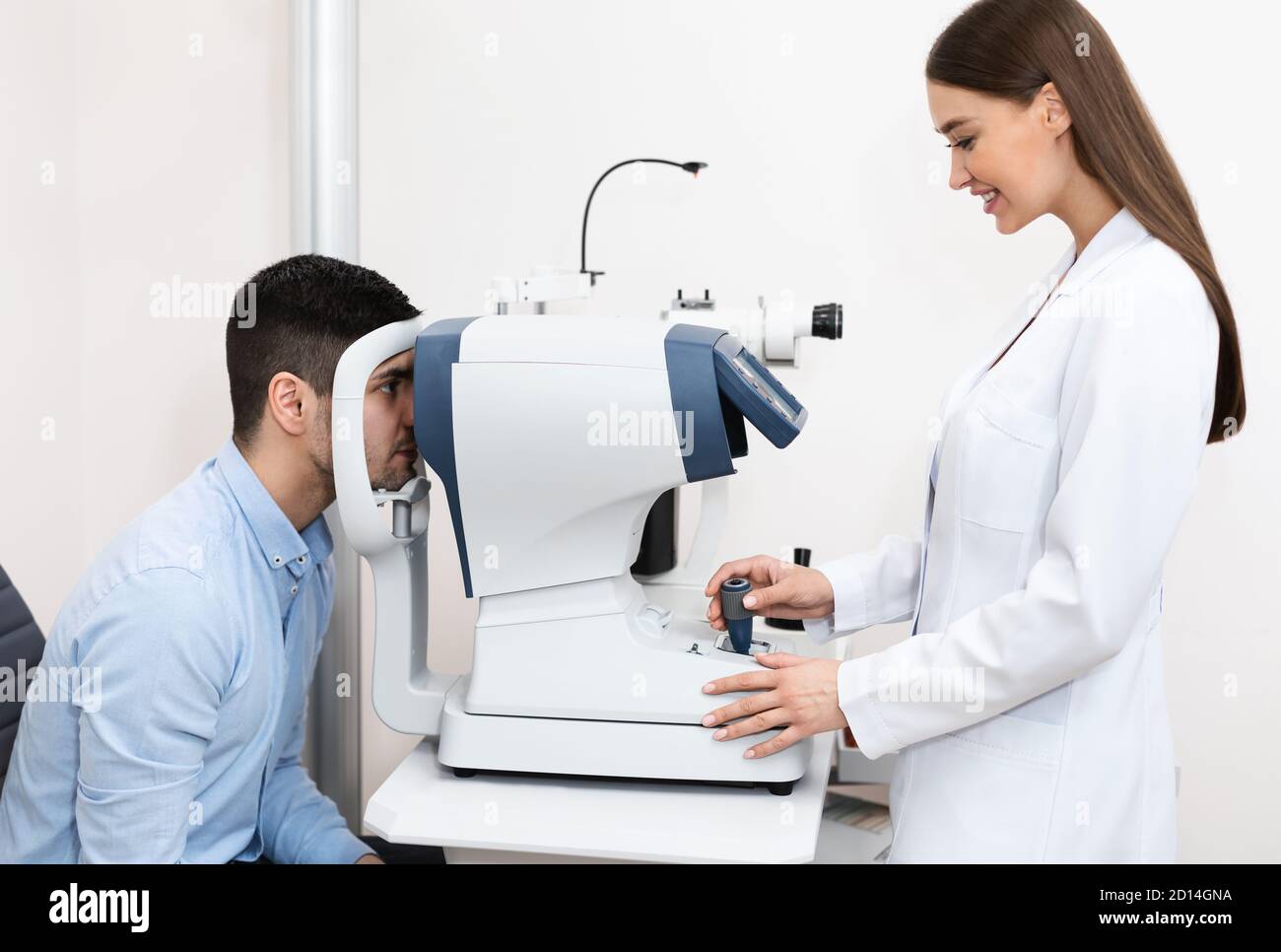 Optometrist checking patients vision at modern clinic Stock Photo - Alamy