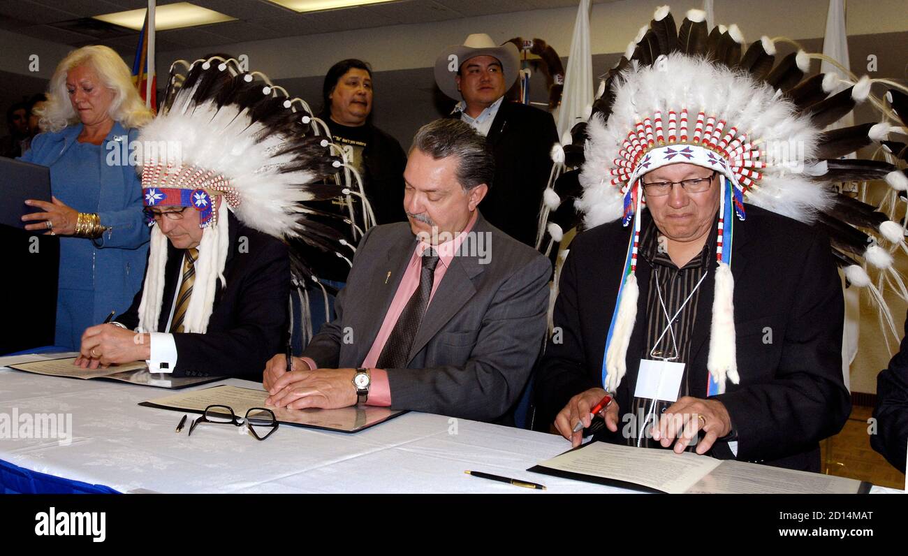 Headdress chief canada hi-res stock photography and images - Alamy