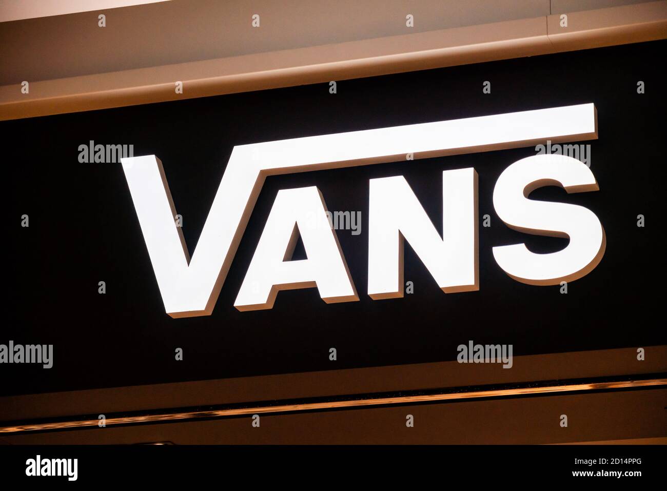 Vans logo hi-res stock photography and images - Alamy
