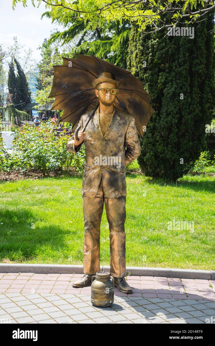 The gold man living statue hi-res stock photography and images - Alamy