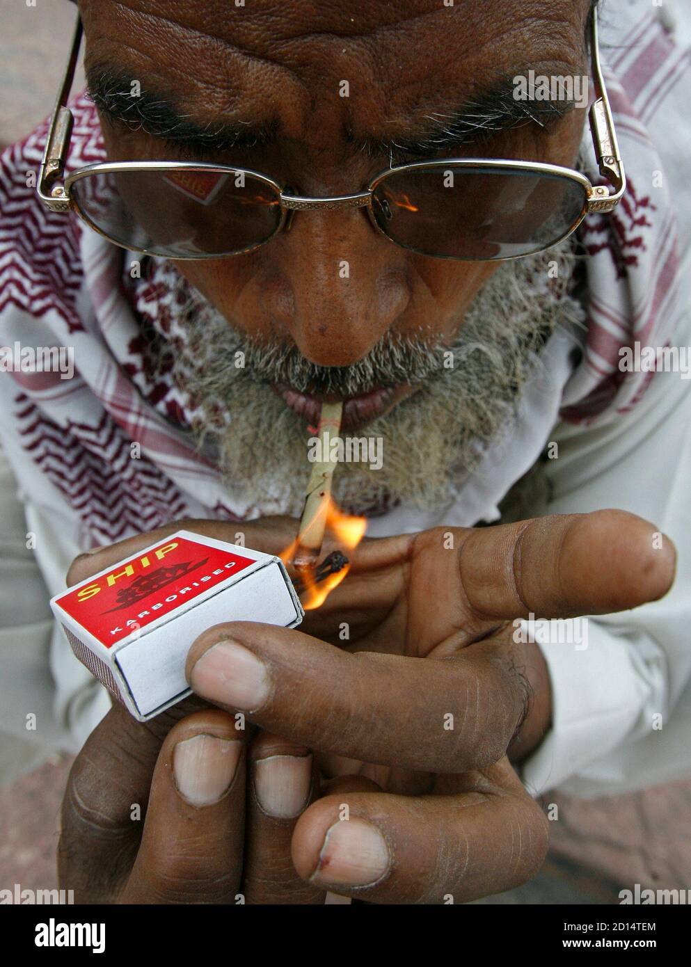India bidi smoke old man hi-res stock photography and images - Alamy