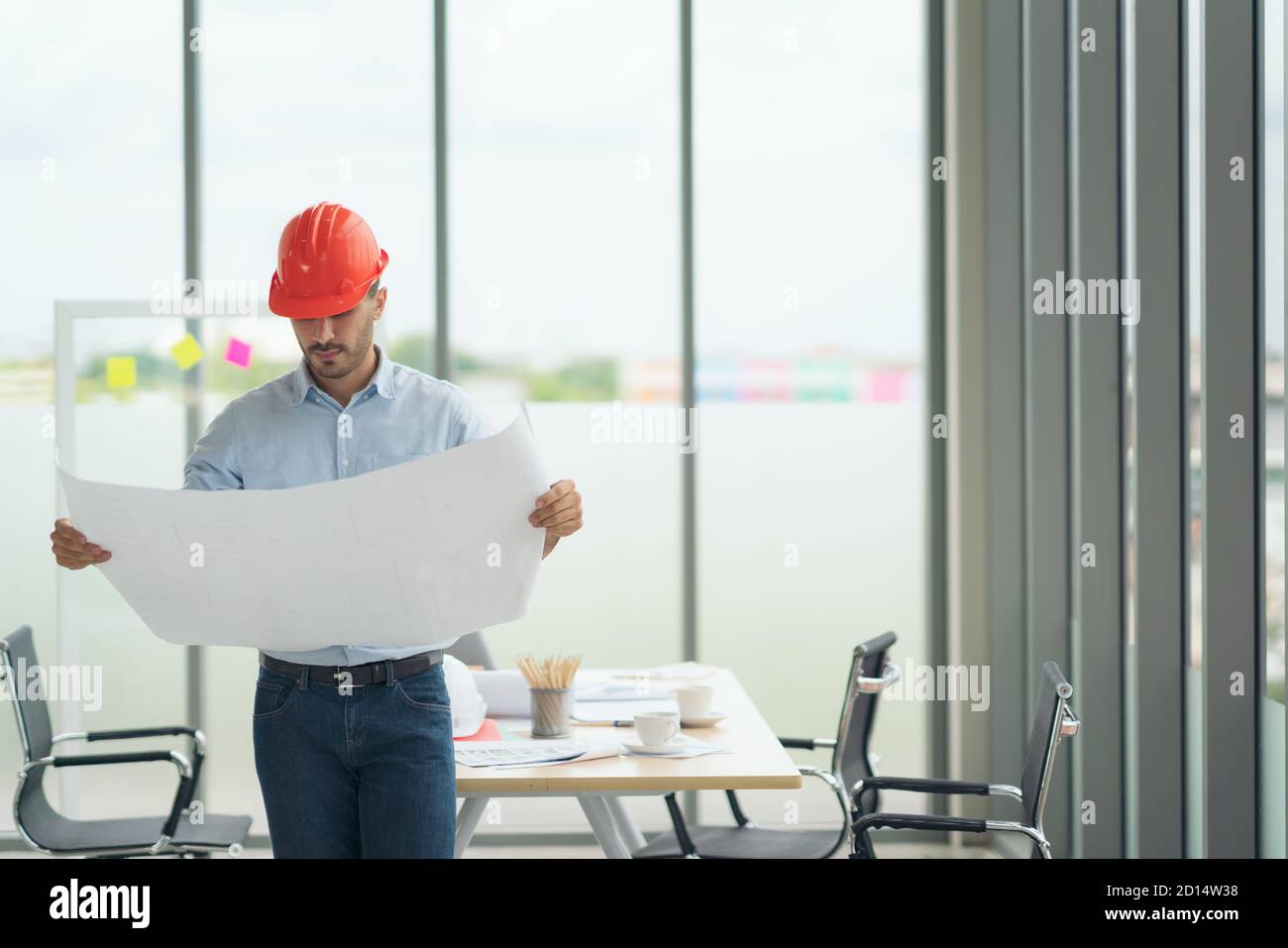 Saudi arabia construction worker hi-res stock photography and images ...