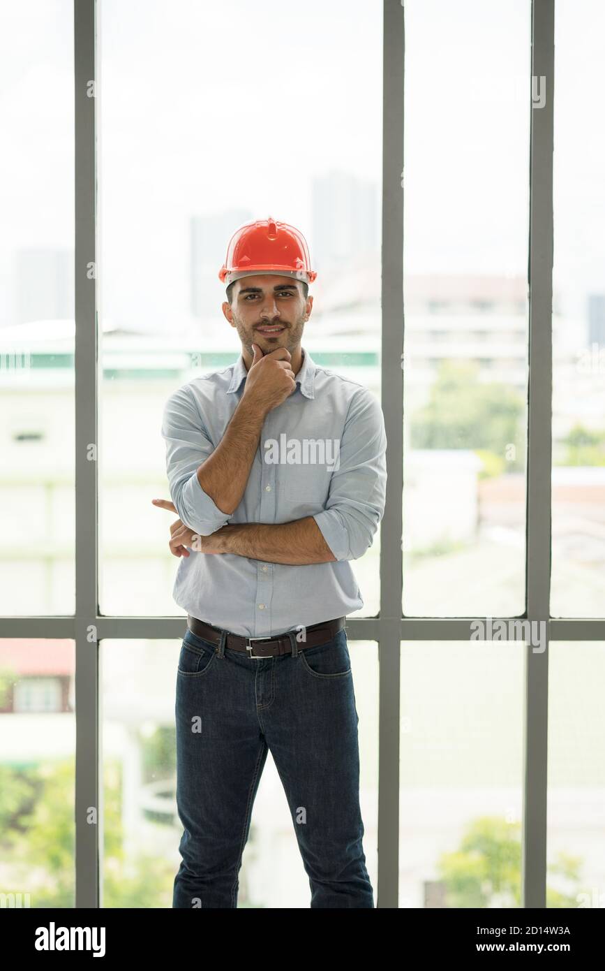 Saudi arabia construction worker hi-res stock photography and images ...