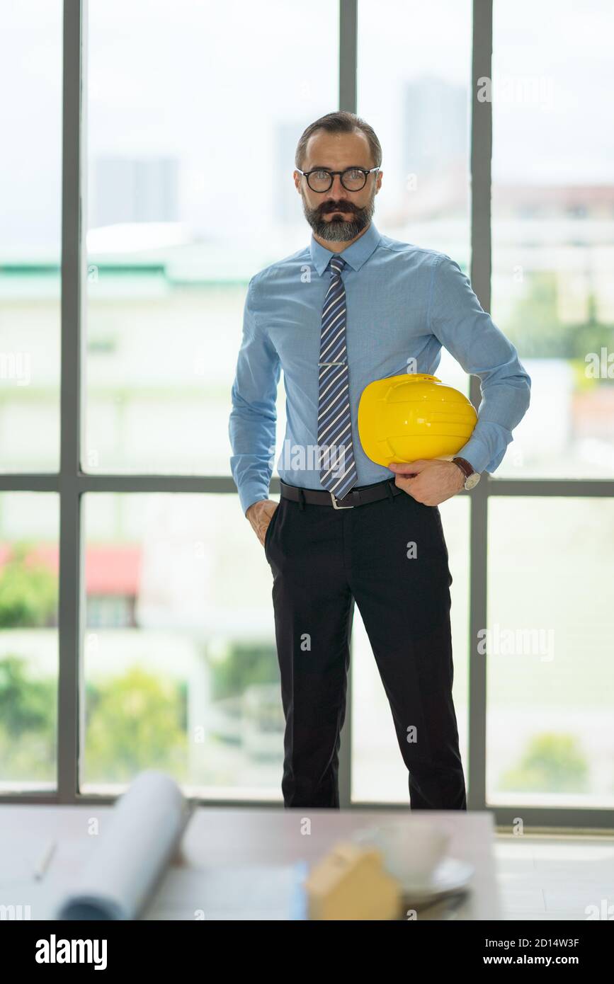 Saudi arabia construction worker hi-res stock photography and images ...