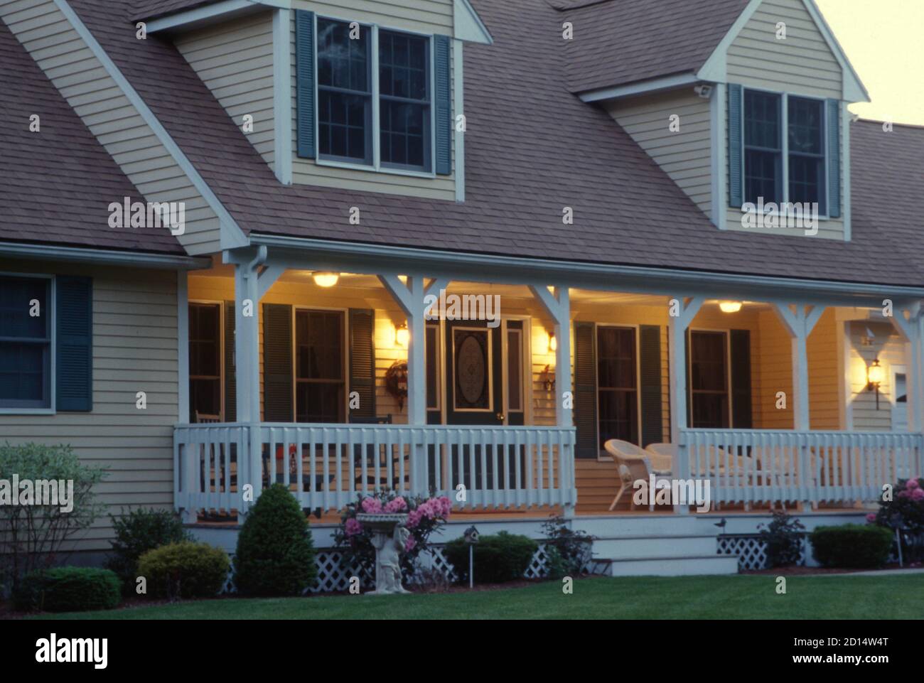 American suburban house at night hi-res stock photography and images ...