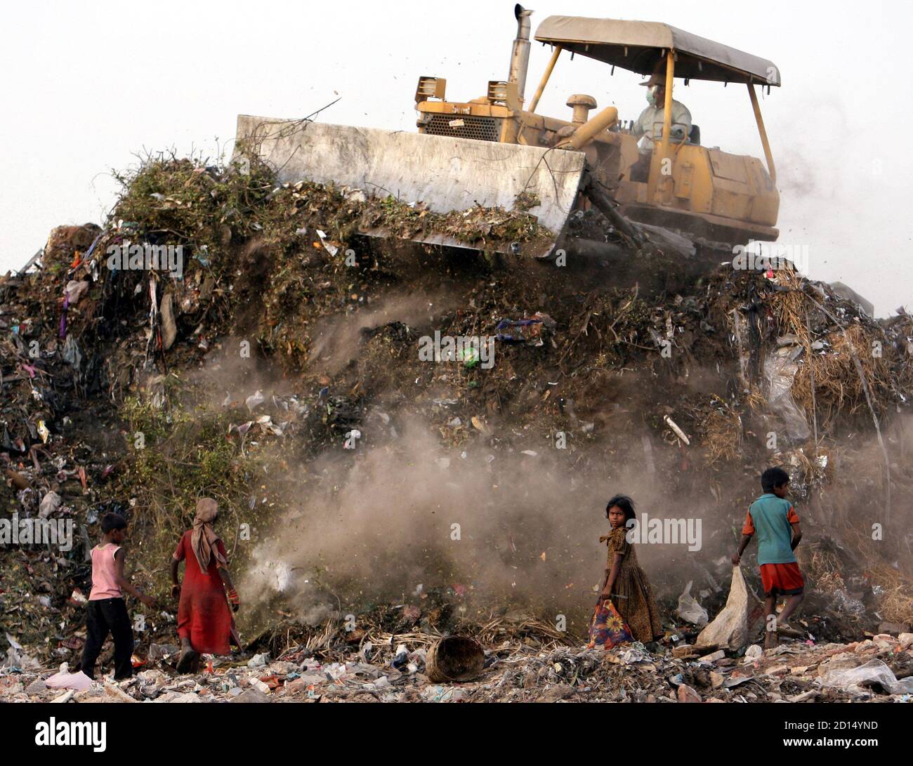 India garbage mountain hi-res stock photography and images - Alamy