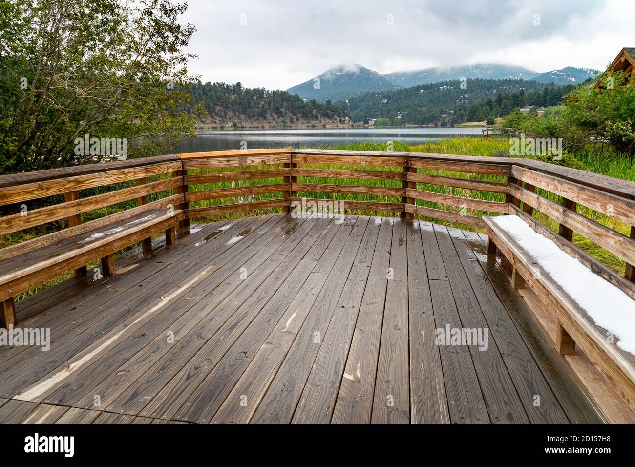 Wood fence railing hi-res stock photography and images - Alamy