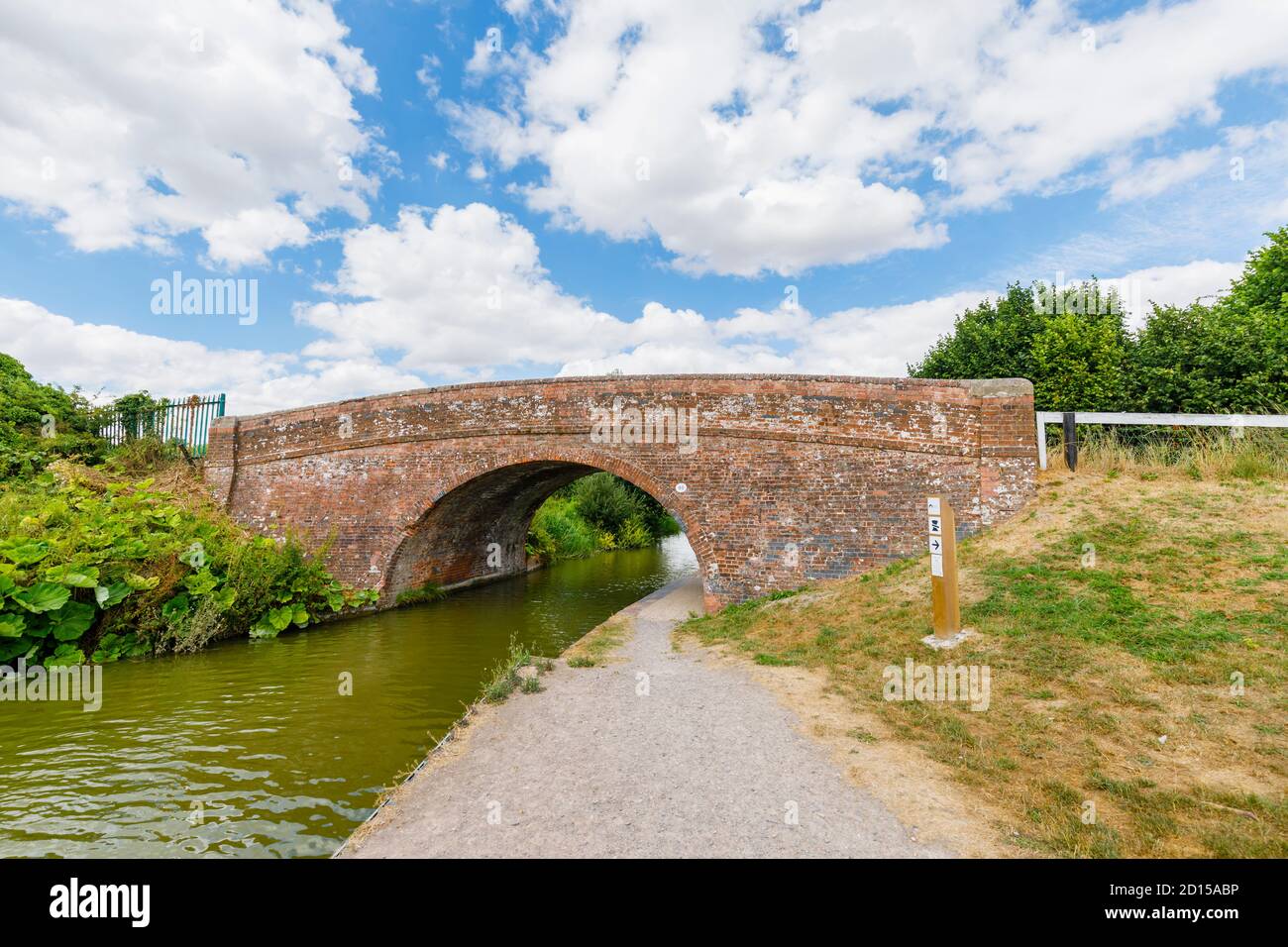 Traditional brick road bridge crossing the River Dun, Kennet and Avon ...