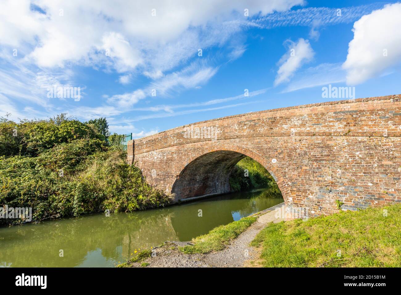 Bridge in village west kennet hi-res stock photography and images - Alamy