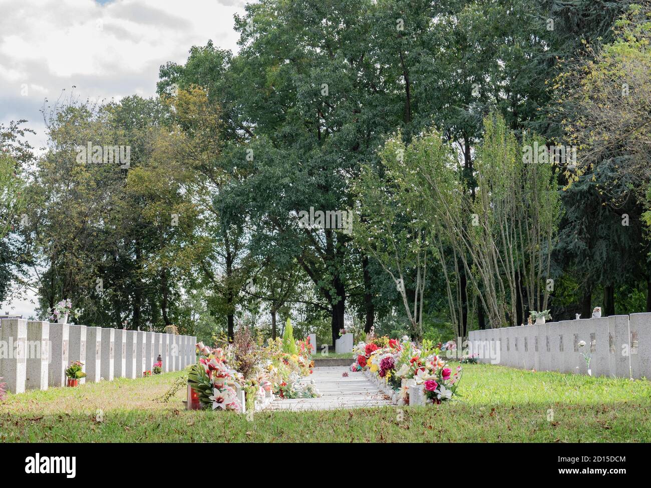 Stone headstones hi-res stock photography and images - Alamy