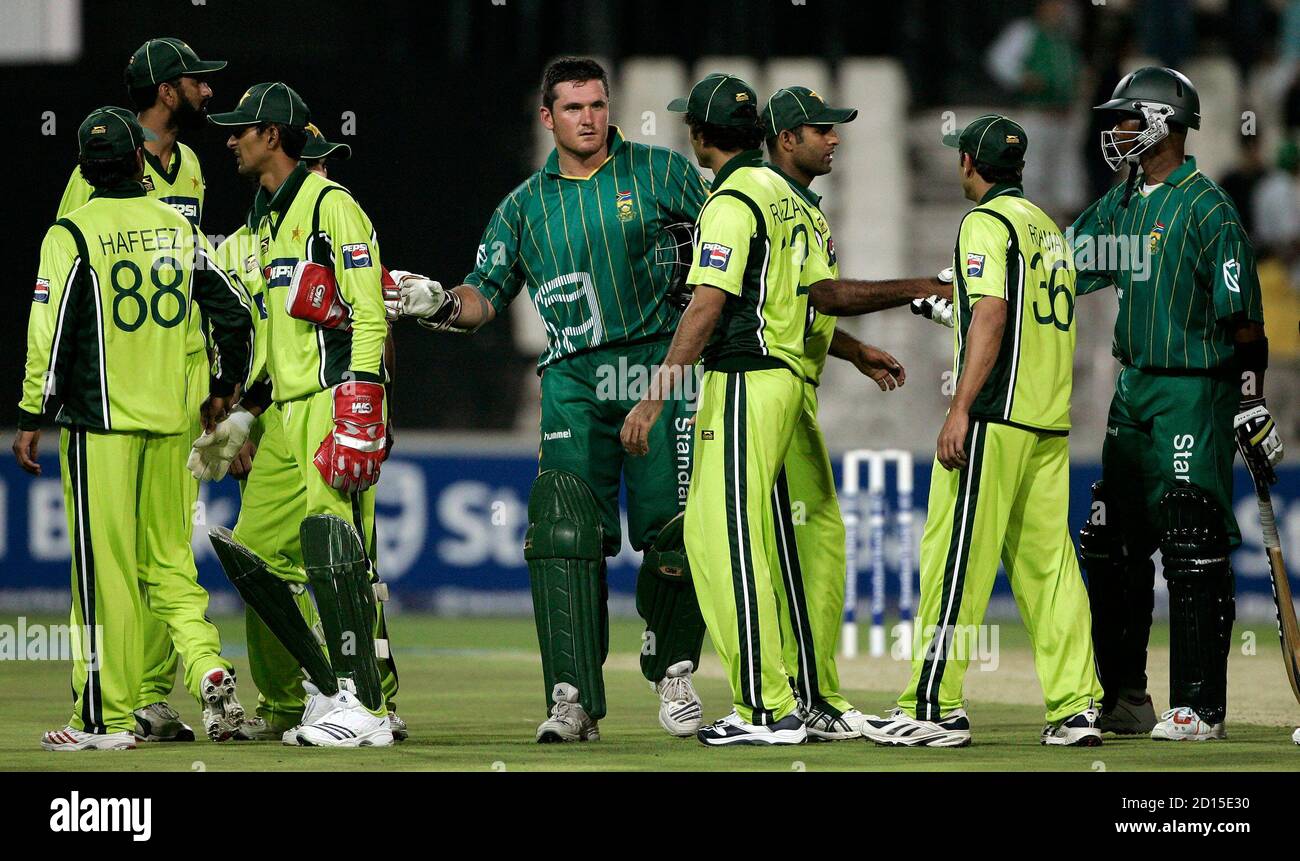 Pakistan players shake hands hi-res stock photography and images - Alamy