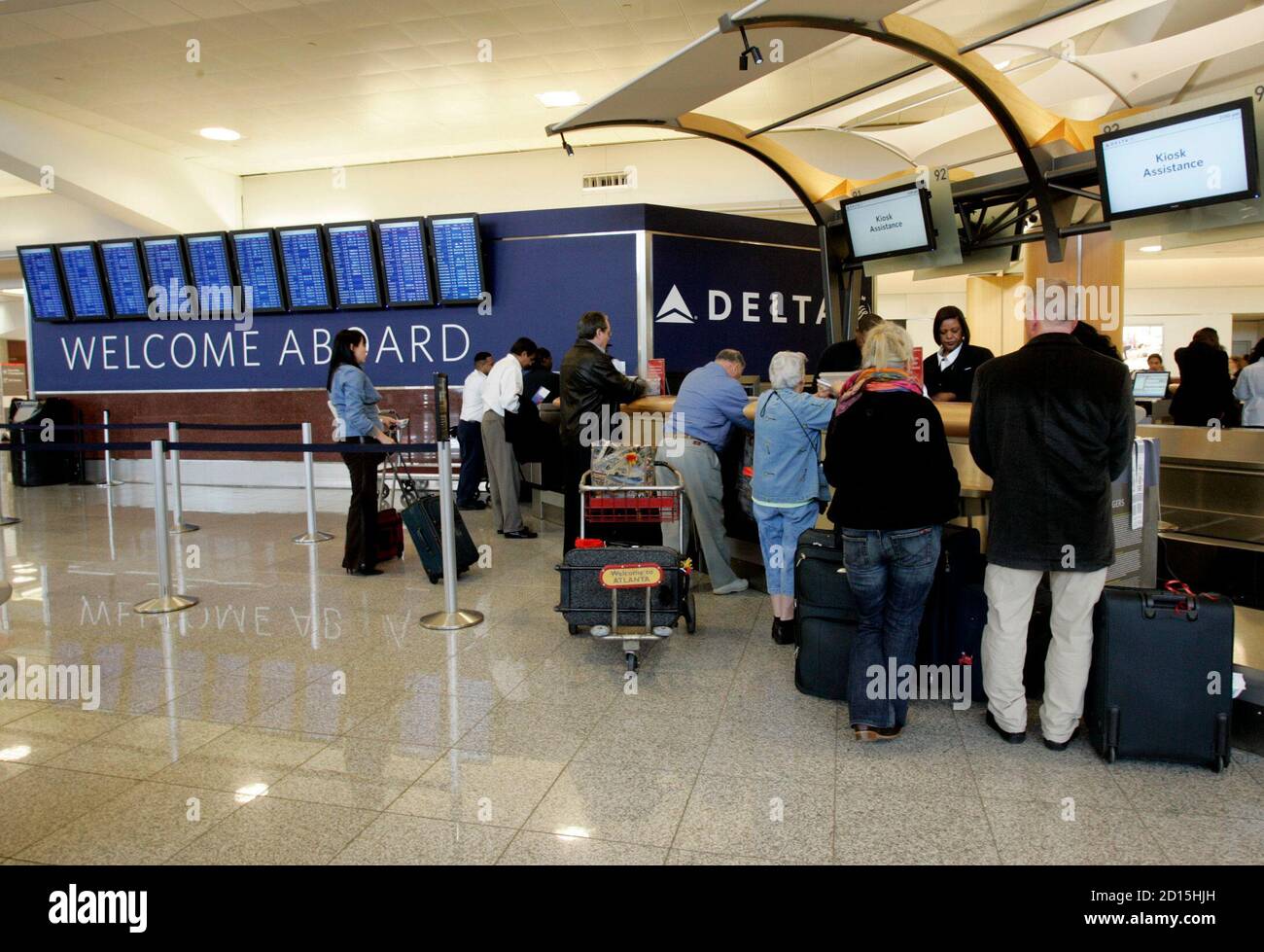 Delta air lines ticket counter hi-res stock photography and images - Alamy