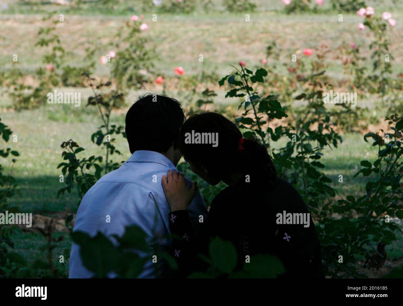 Canoodling couple hi-res stock photography and images - Alamy