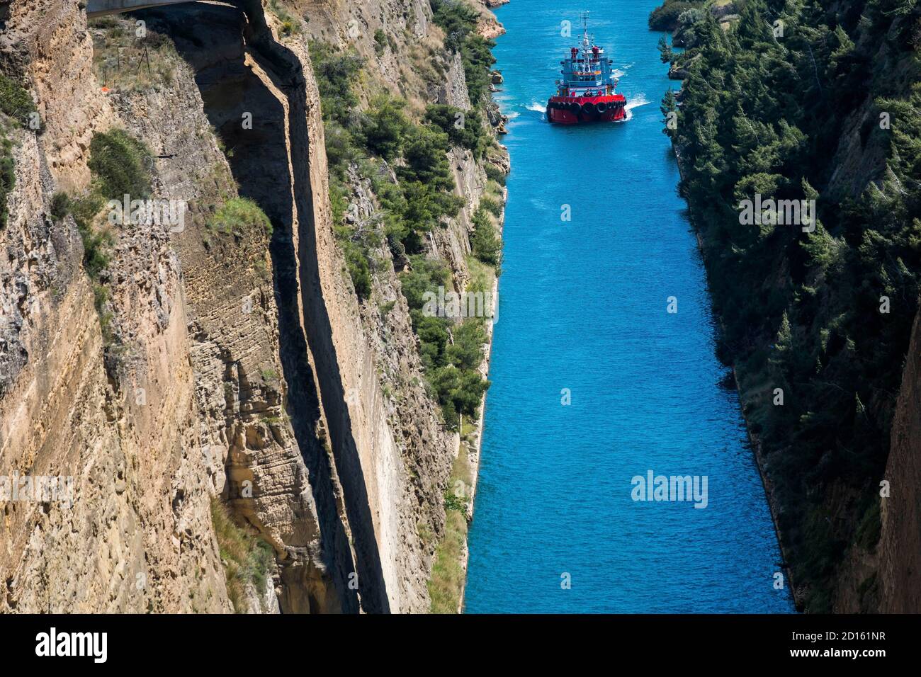Greece, Peloponnese, Corinth canal, cutting the Isthmus of Corinth and ...