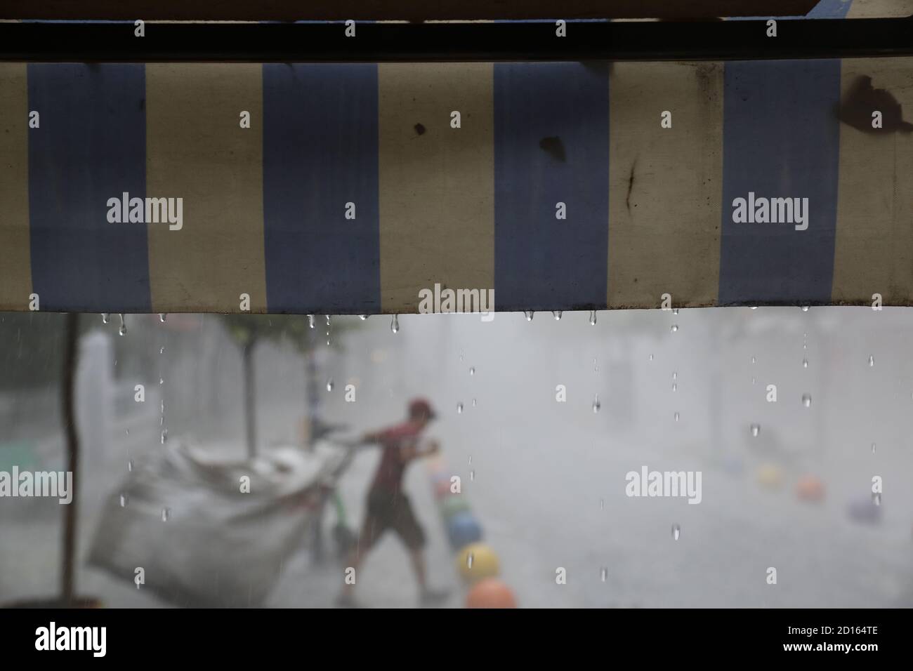 Blurred rain drops falling hi-res stock photography and images - Alamy