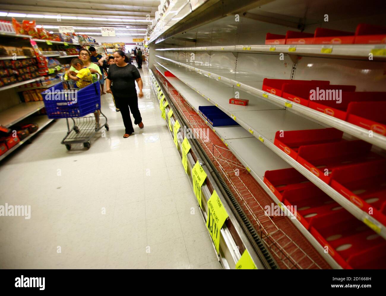 Grocery shelves storm hi-res stock photography and images - Alamy