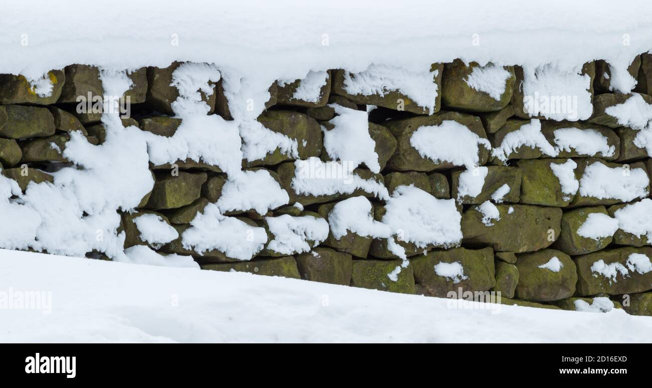 Winter snow stone wall hi-res stock photography and images - Alamy