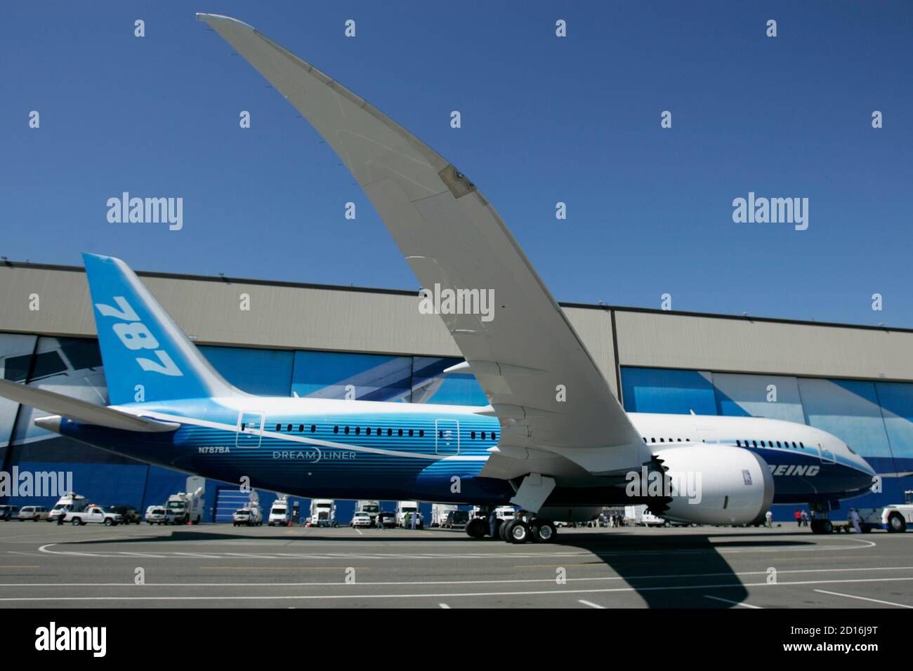 Boeing 787 aircraft assembly hi-res stock photography and images - Alamy