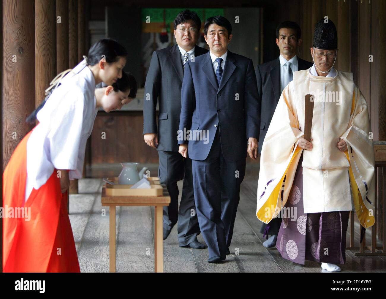 Shinzo abe yasukuni shrine hi-res stock photography and images - Alamy