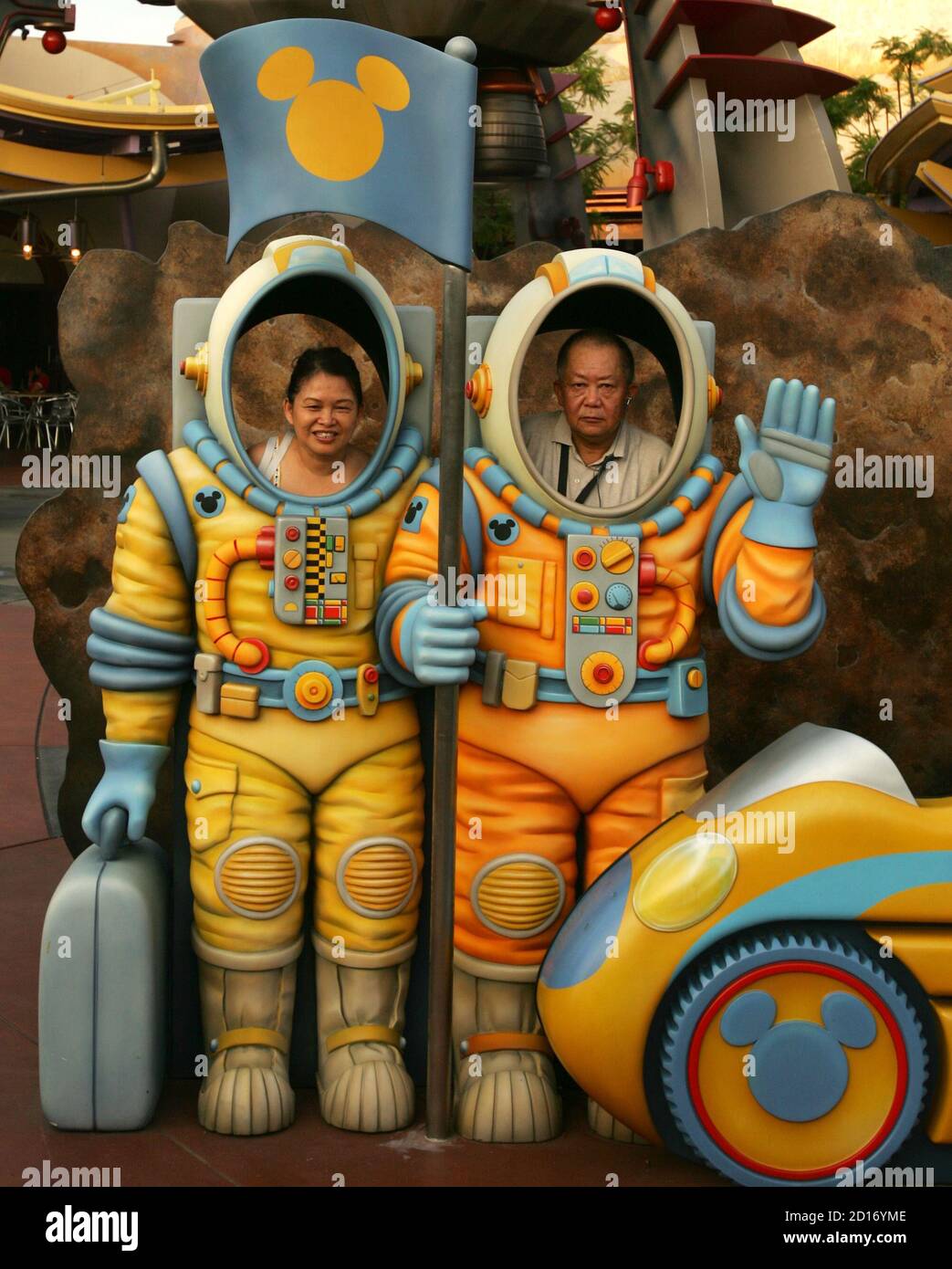 Hong kong disneyland 2005 opening hi-res stock photography and images ...