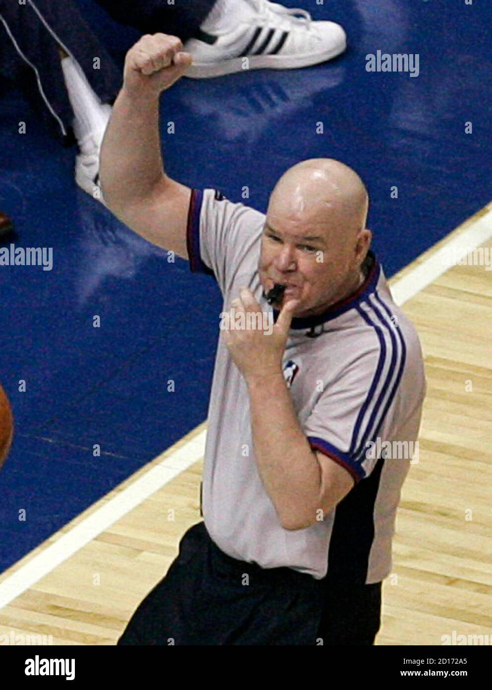Basketball referee fight hi-res stock photography and images - Alamy